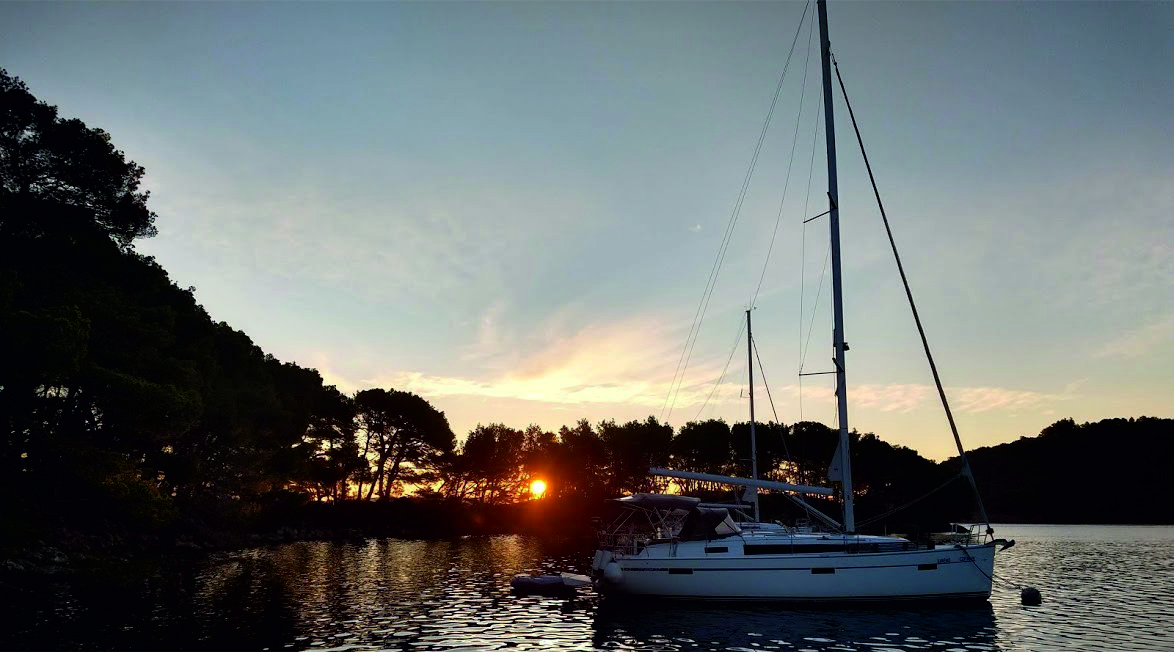 Pronájem plachetnic, katamaránů a motorových člunů.